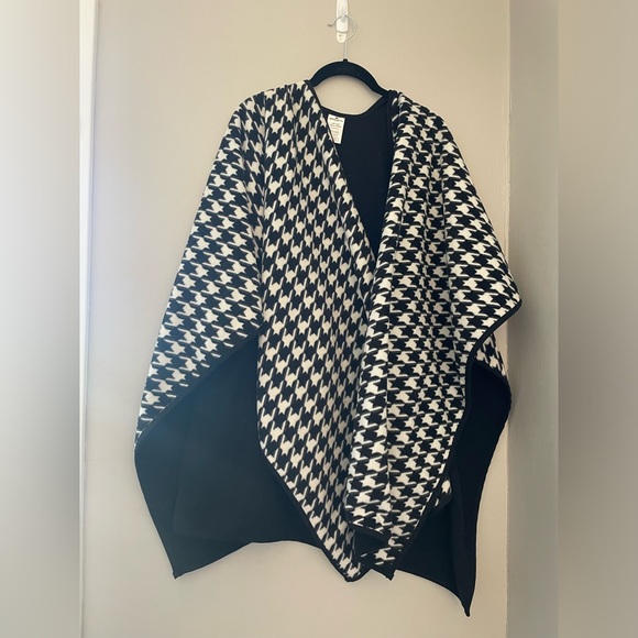 Woolrich | Accessories | Woolrich Poncho Cape Black And White Pattern ...